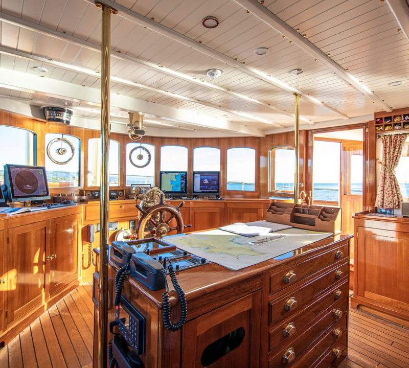 59M CLASSIC MOTOR YACHT Yacht Charter Details, Camper & Nicholsons ...